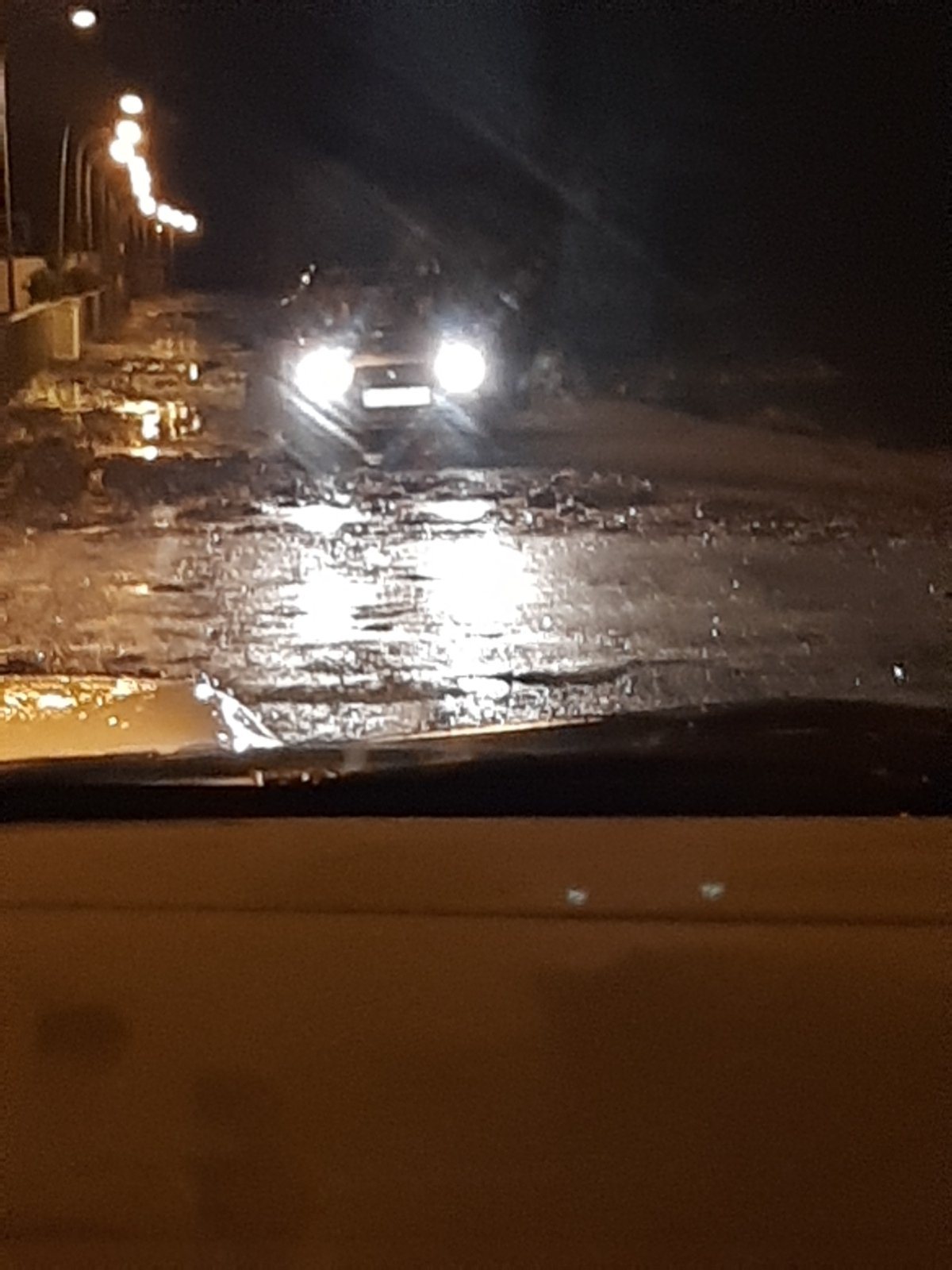 ΔΕΙΤΕ ΦΩΤΟ Έκλεισε ο παραλιακός δρόμος στο Τιγκάκι από θάλασσα, άμμο ...
